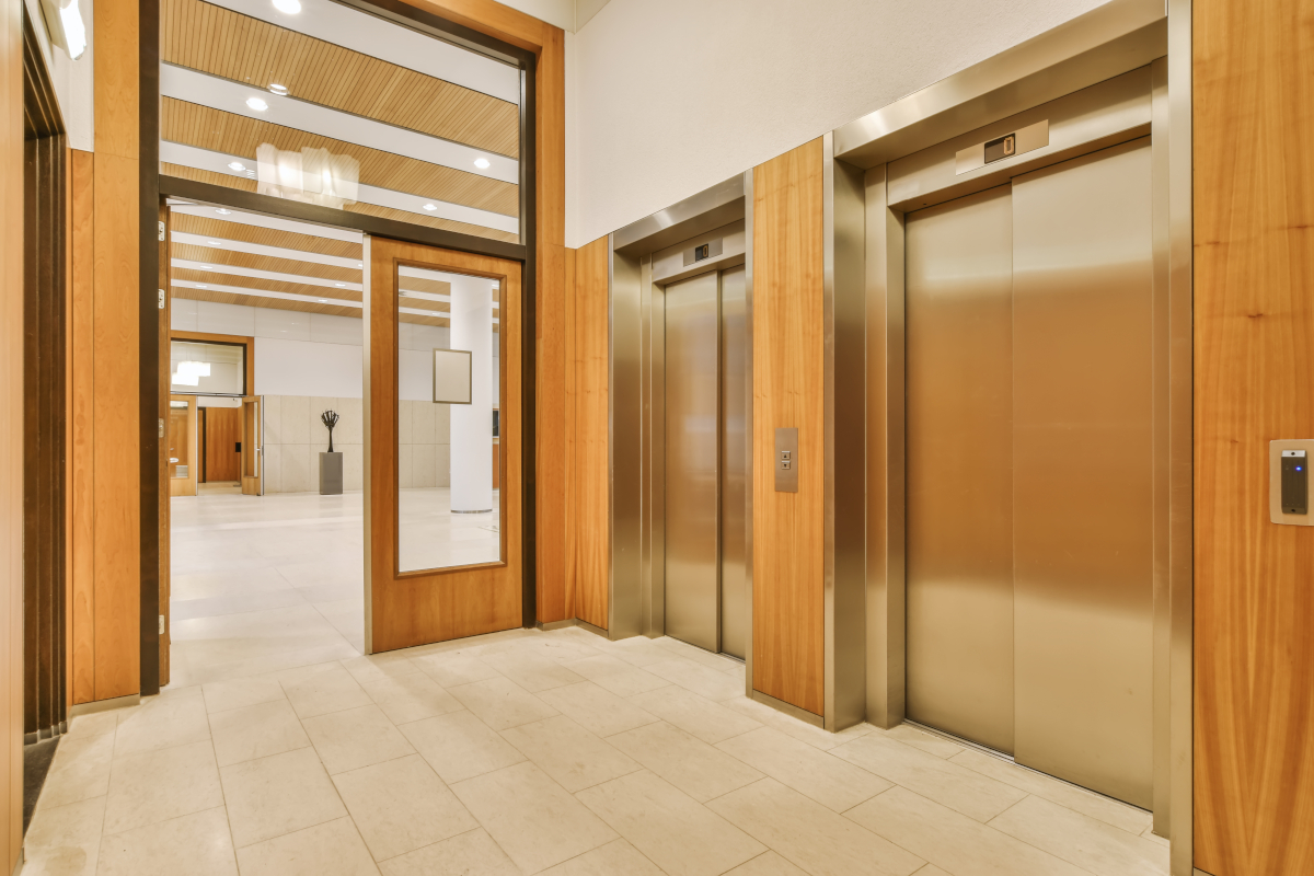 Budget pour une porte d'ascenseur : estimez les coûts nécessaires